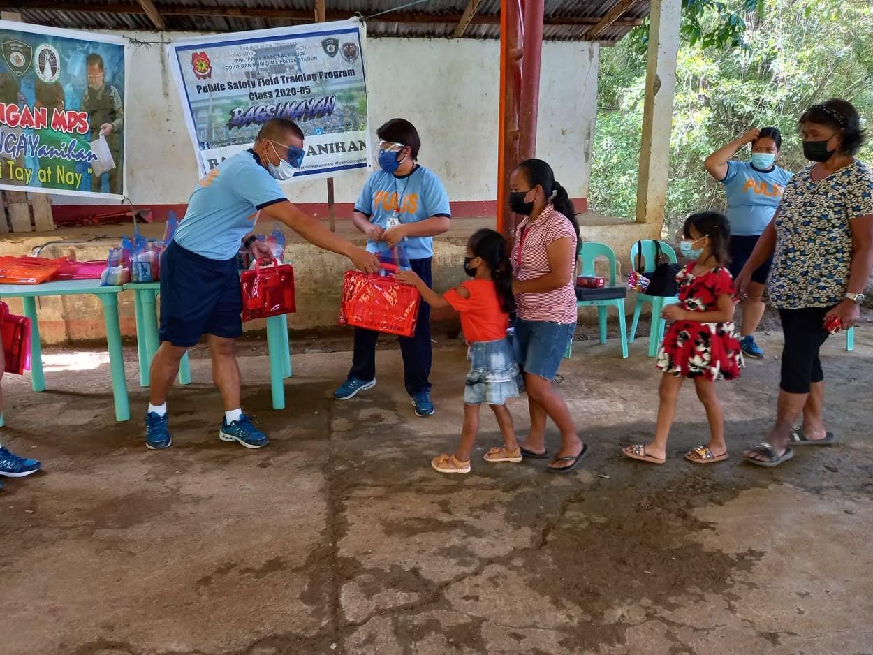 Odiongan PNP namahagi ng school supplies sa mga bata sa Brgy. Panique ...
