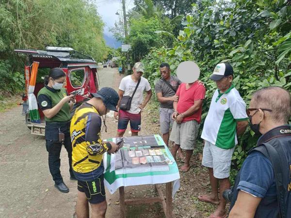 Vendor tiklo sa buy-bust operation ng ilegal na droga sa Magdiwang ...